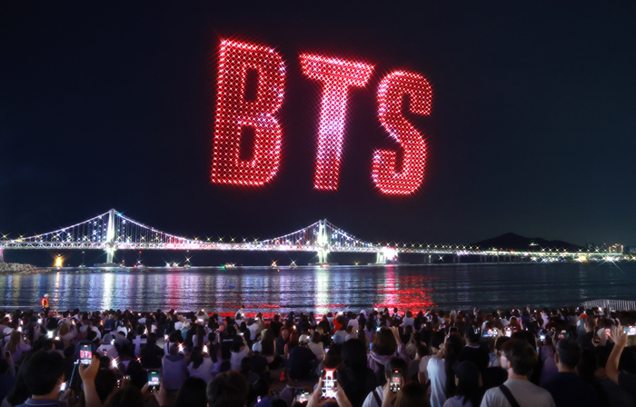 BTS 부산 공연 첫날 1시간 넘게 지연…하이브 ˝불편 끼쳐 사과˝:이시대의 신문고 시사일보